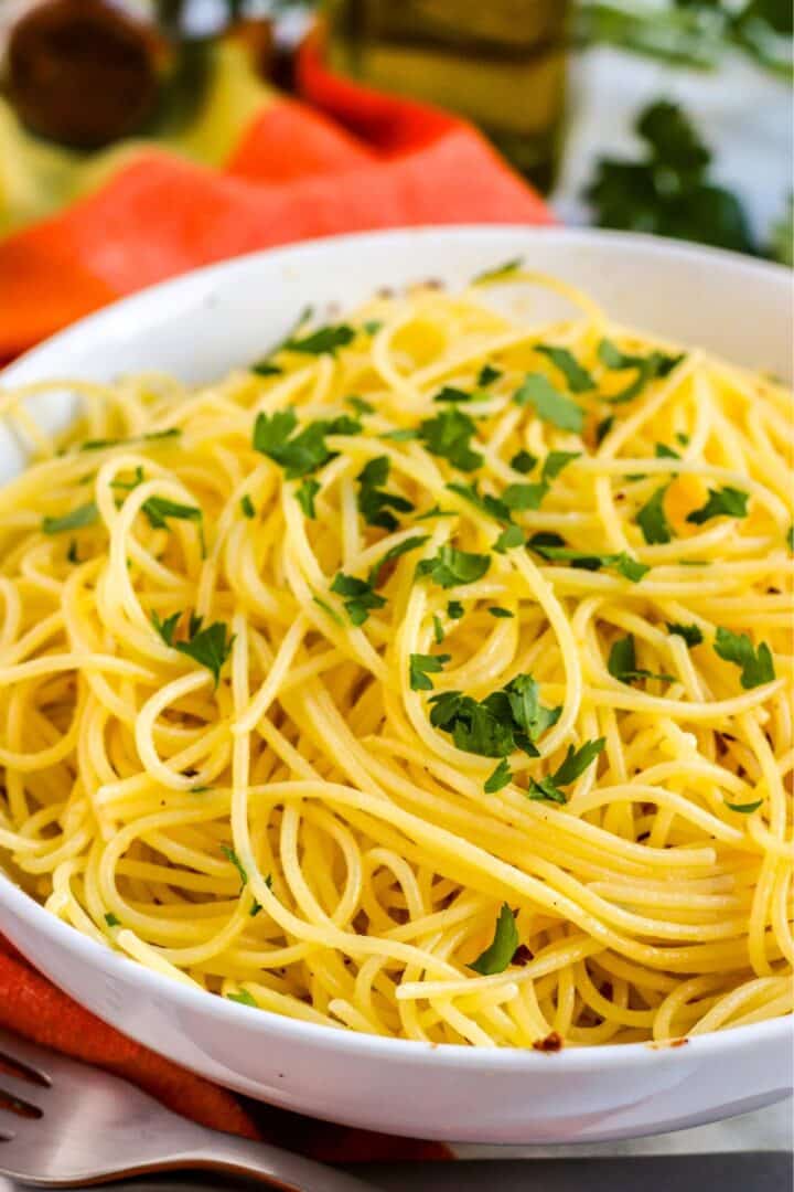 Classic Spaghetti with Garlic and Olive Oil (Ready in 15 Minutes ...